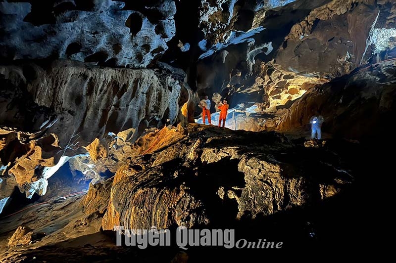 Khám phá hang Bó Kim