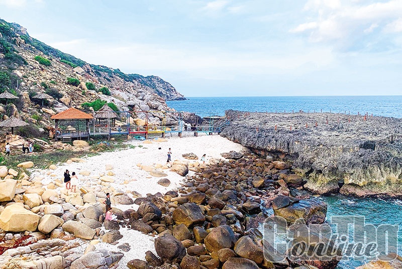 Vẻ đẹp kỳ ảo của bãi đá cổ hang Rái