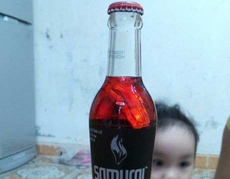 Chai Samurai có vỏ kẹo: Coca Cola đổ cho... khách hàng?!